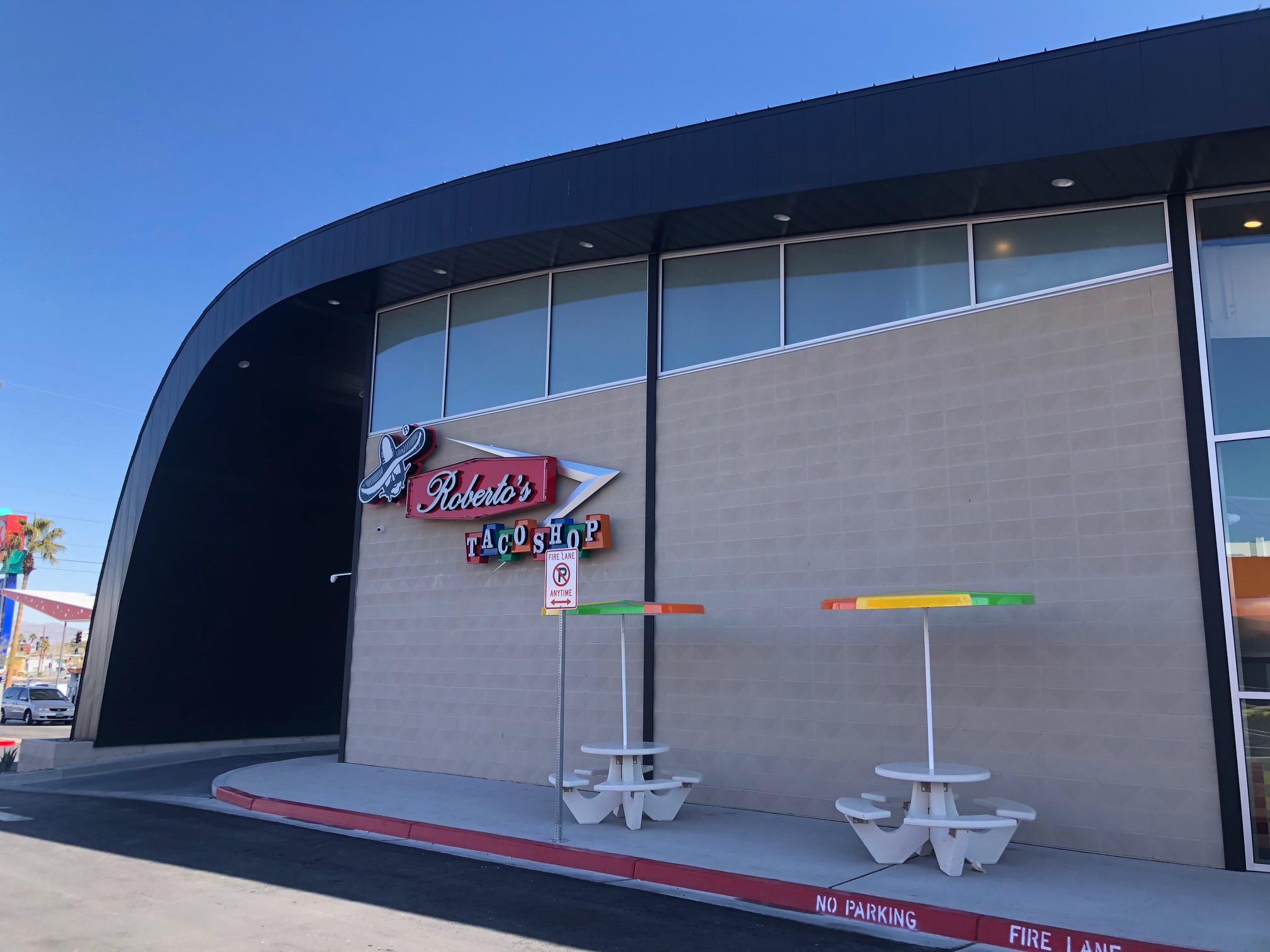6′ Round Pinwheel Umbrellas in Tricolor for Roberto’s Taco Shop | STM ...