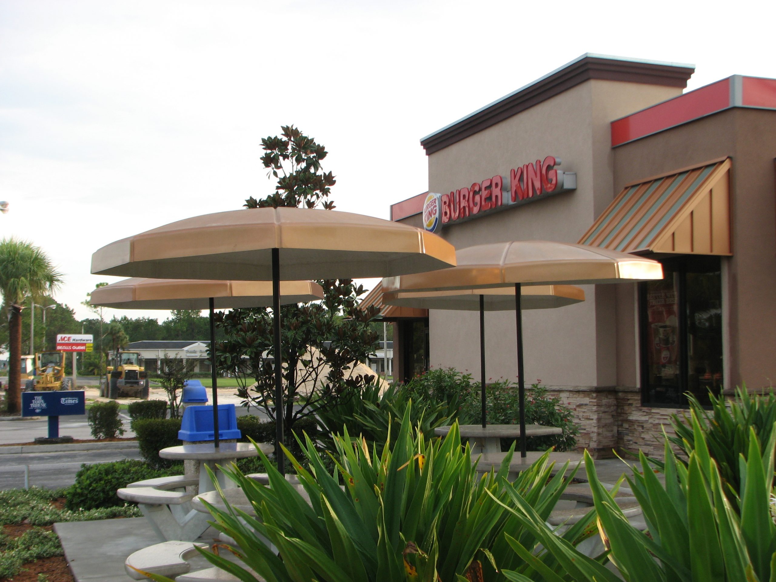 6′ Octagonal Umbrella With Valance in Beechnut at Burger King | STM ...